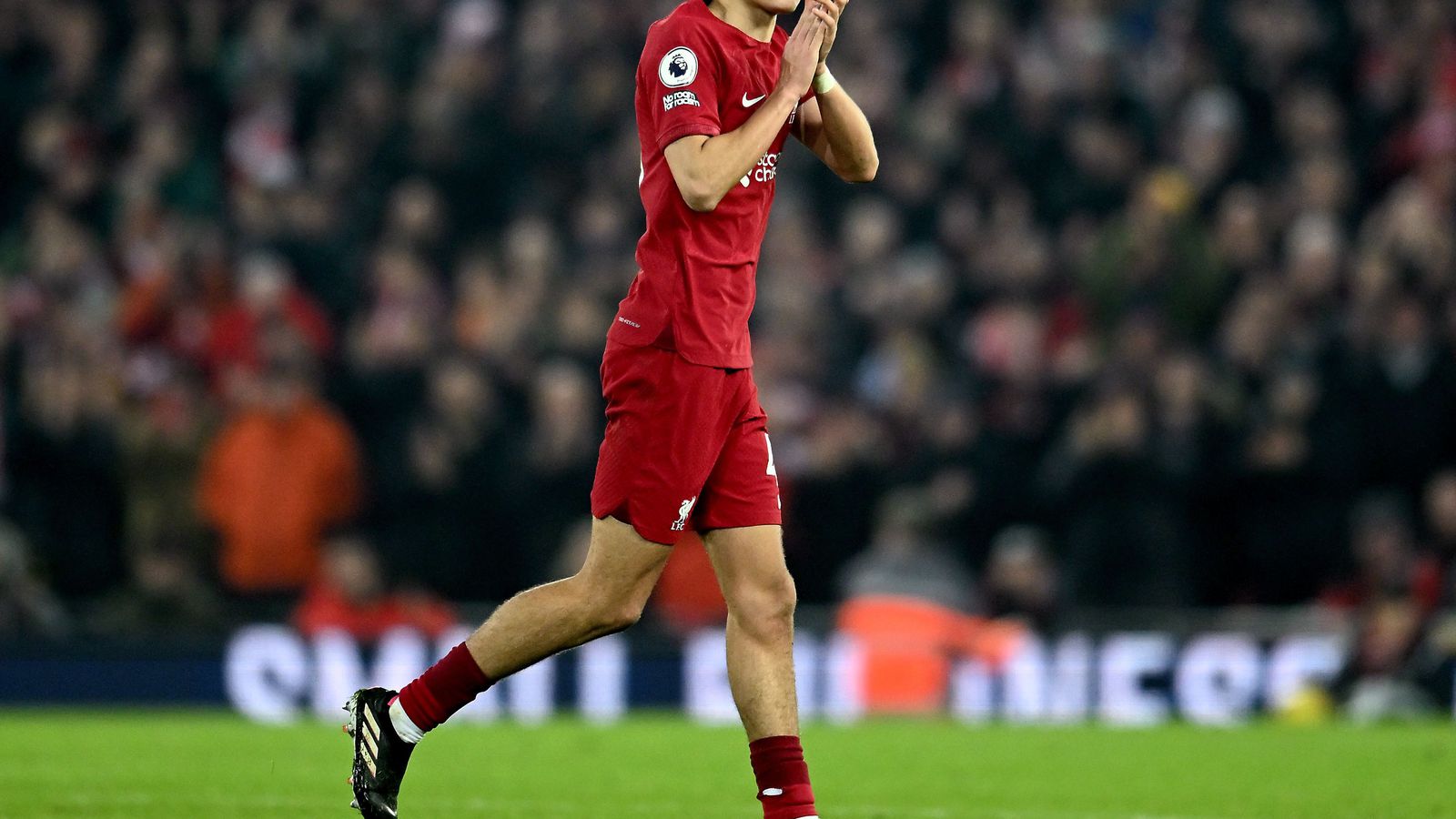 Ungi strákurinn á miðju Liverpool fékk mikið hrós frá Mo Salah - Vísir