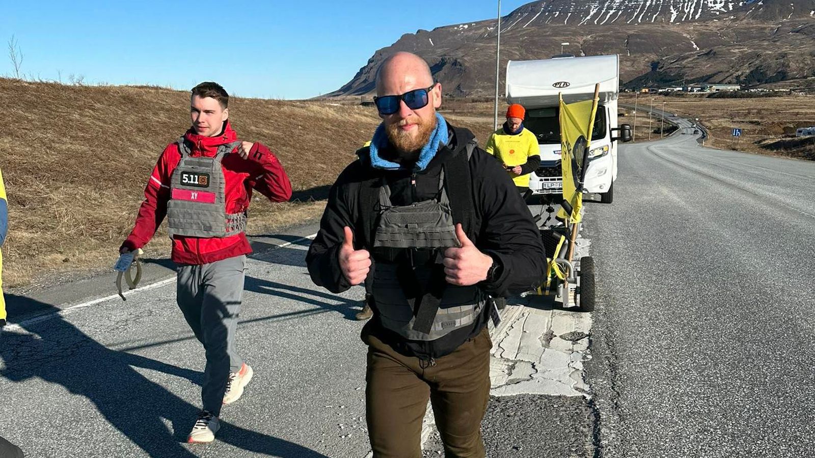 Tíu kíló­metrar eftir af hundrað: Gangan miklu erfiðari en hann óraði ...