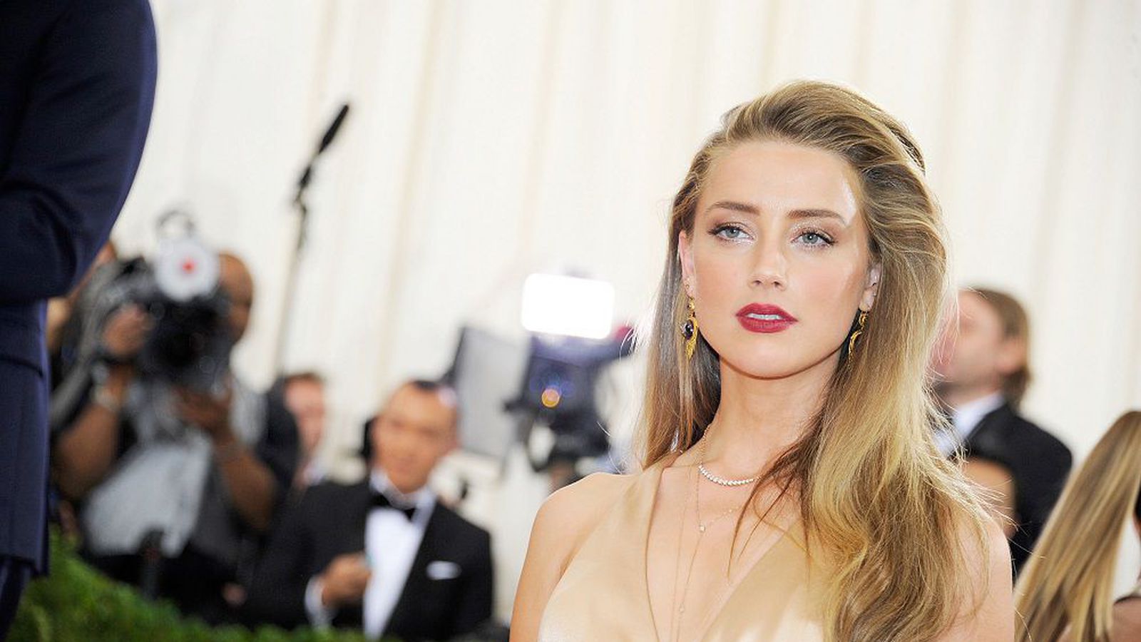 Amber Heard opnar sig um heimilisofbeldi í tilfinningaþrungnu myndbandi - Vísir
