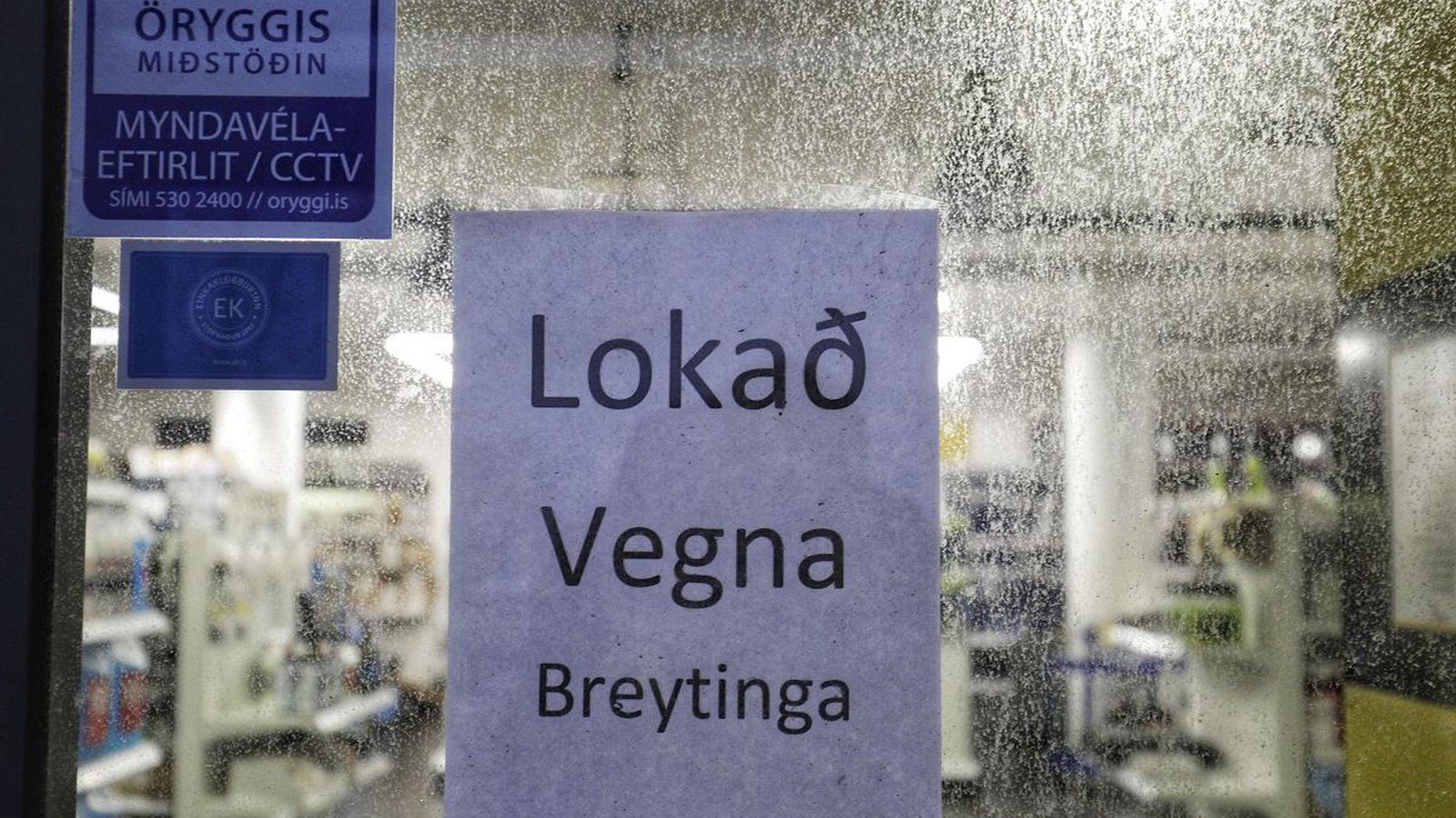 Öll nótt úti fyrir Bílanaust - Vísir