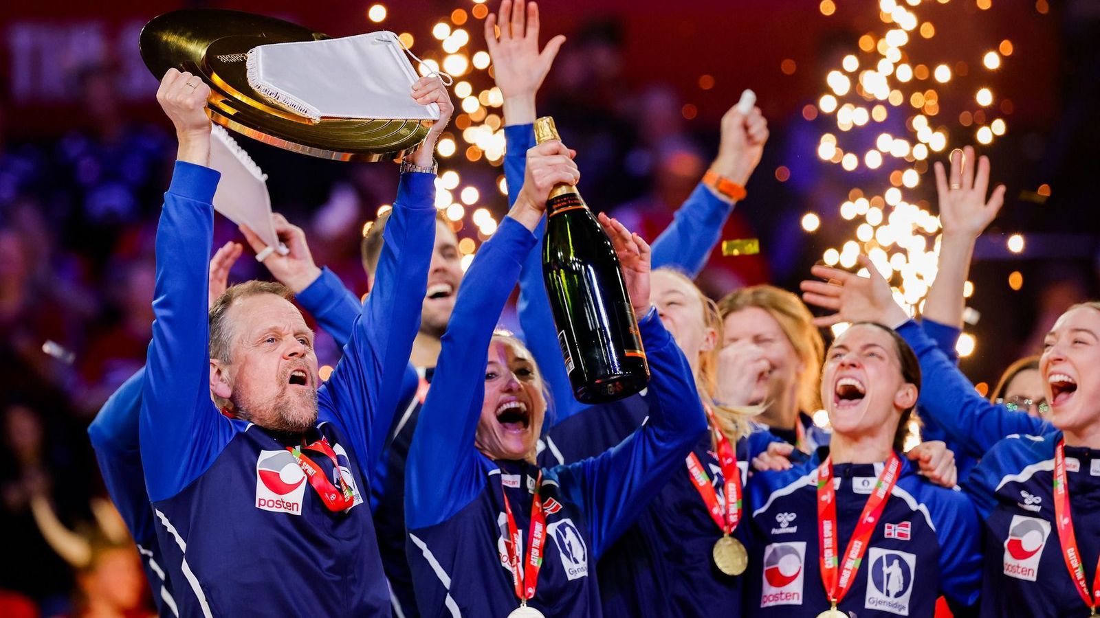 Af­henti Þóri gjöf á blaða­manna­fundi eftir leik - Vísir