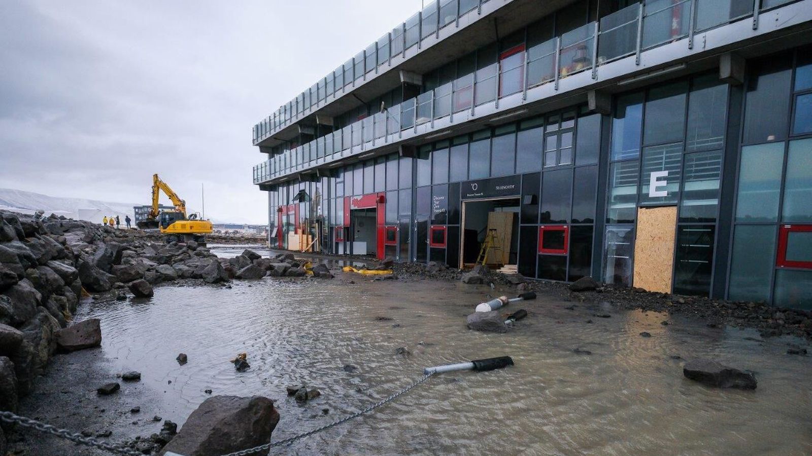 Telur tjónið nema milljarði: Mölbrotinn flygill og gólfið eins og ...