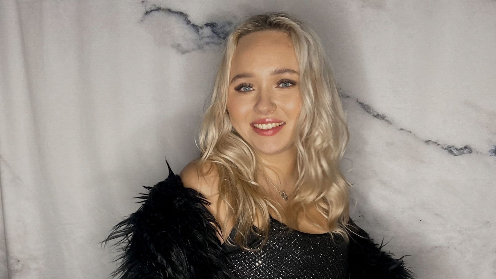 23 ára og með sína eigin förðunarlínu - Vísir