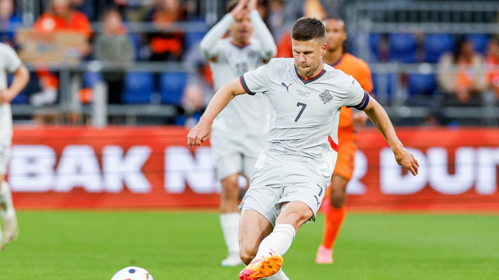 „Lé­leg snerting hér eða þar þá eru þeir komnir strax í and­litið á þér ...