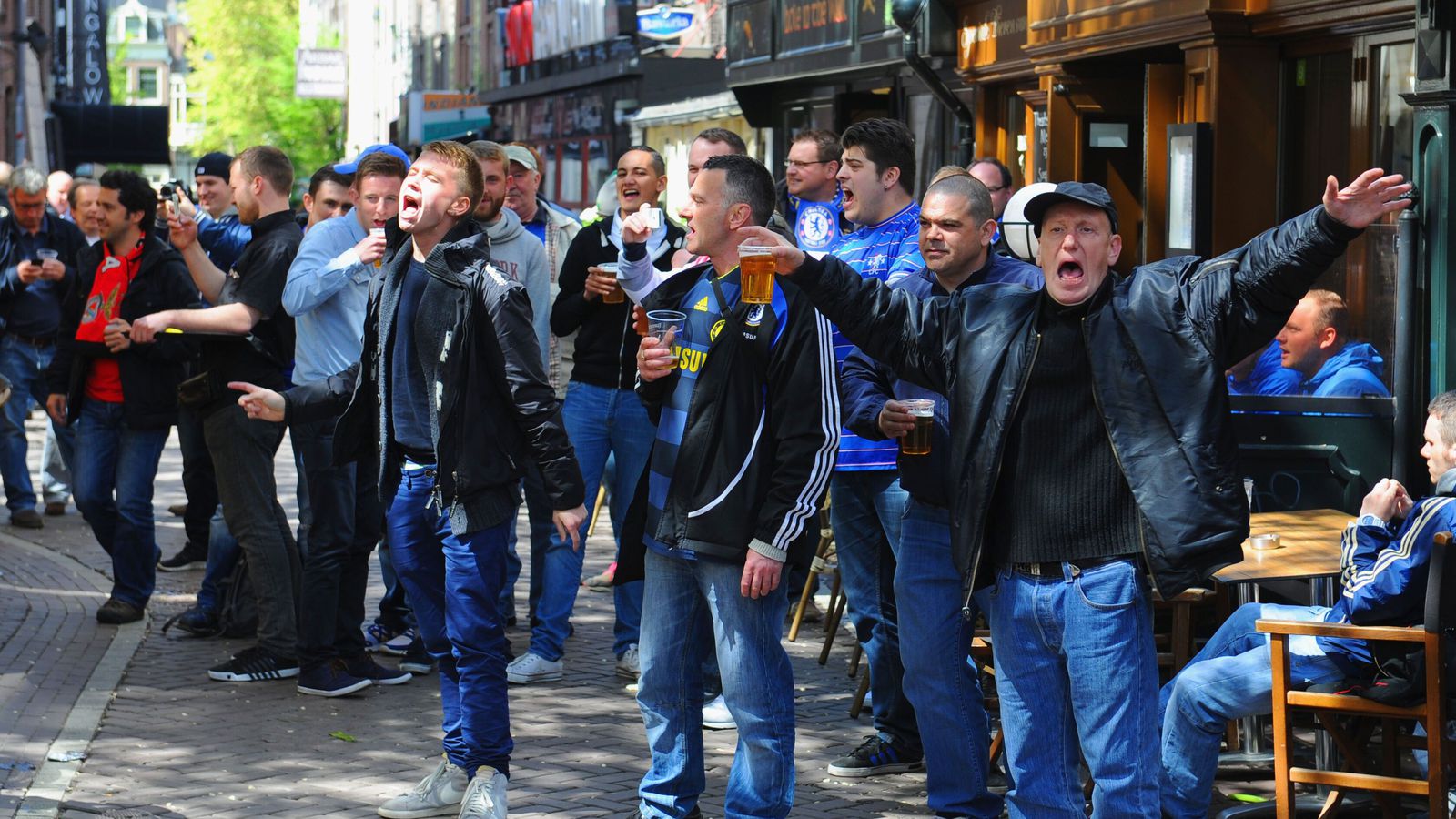 Stuðnings­menn Chelsea og Man. City þurfa að af­henda lög­reglu vega ...