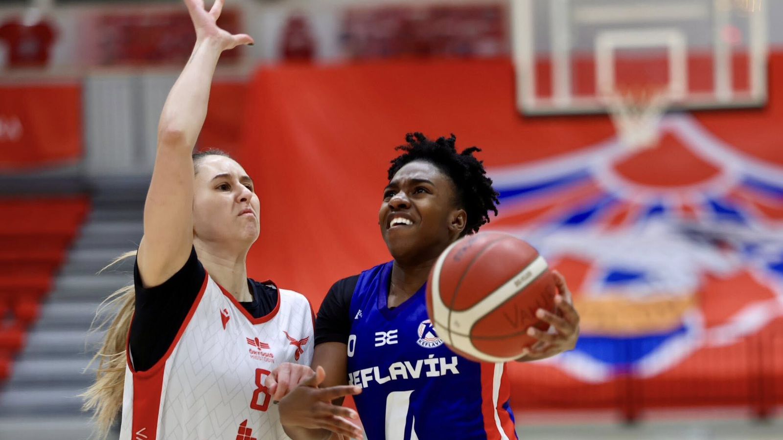 Upp­gjör: Valur - Kefla­vík 92-95 | Kefla­vík vann toppslaginn á Hlíðar ...