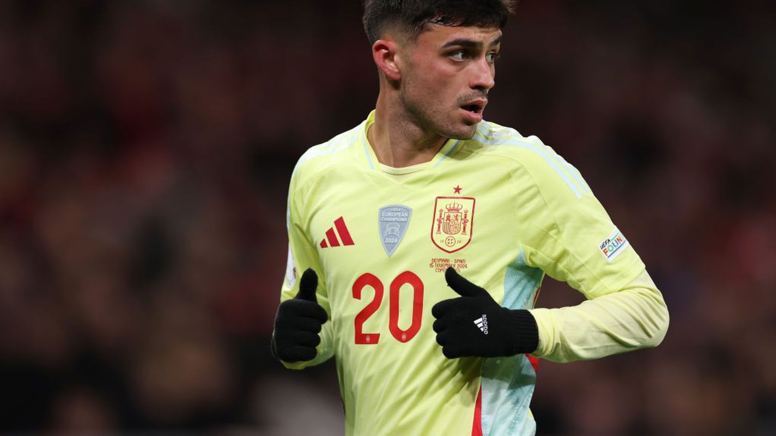 Spilar heima á Tenerife í kvöld og bað um 45 miða - Vísir