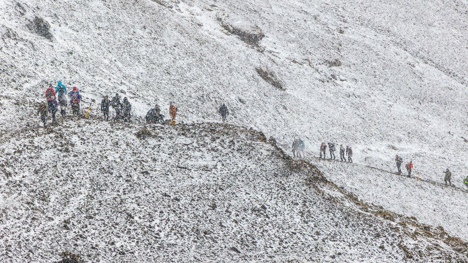 Gular við­varanir, erfið færð og lé­legt skyggni við gos­stöðvarnar - Vísir