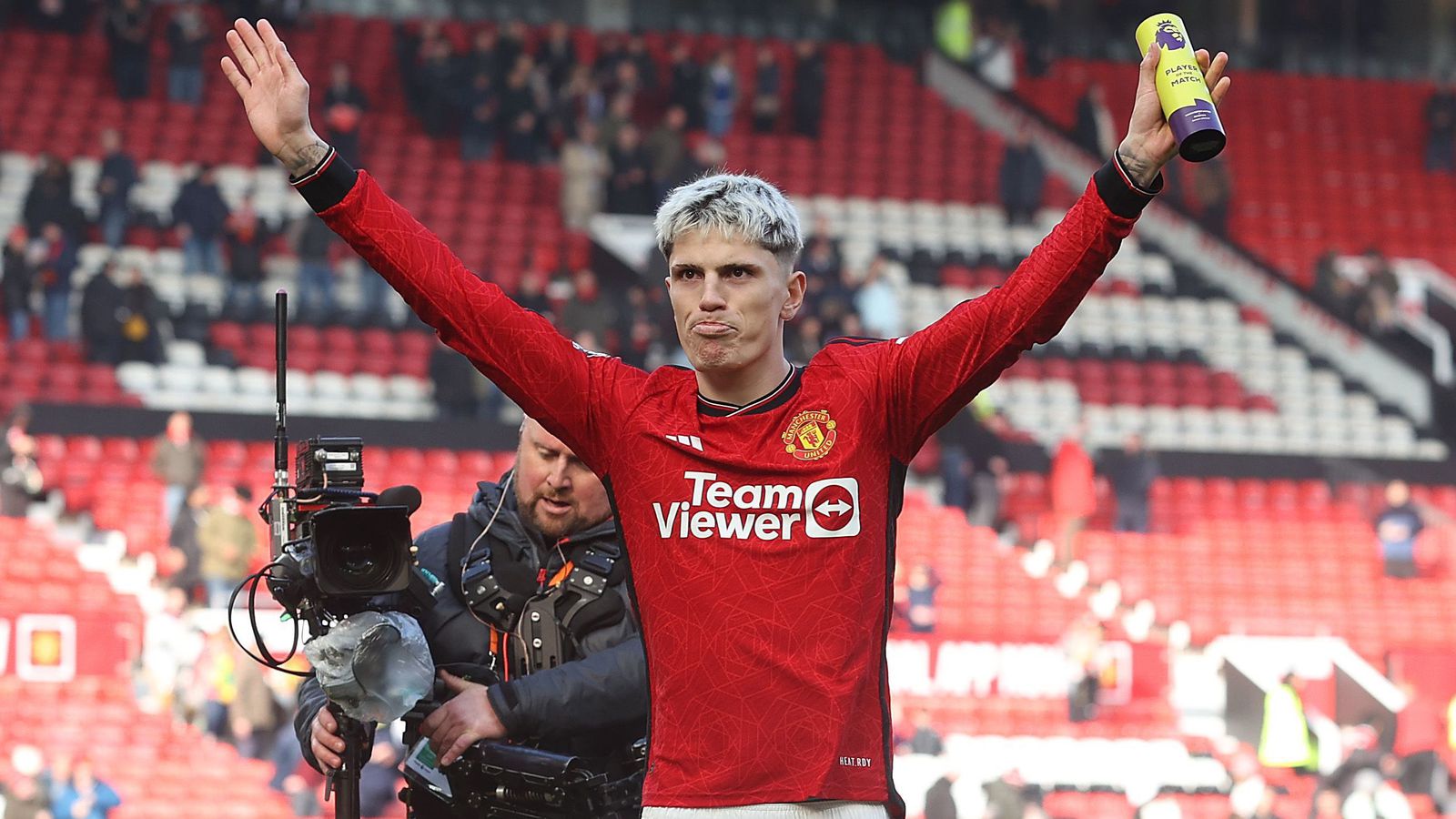 Garnacho: Ní­tján ára gamall og allur Old Trafford að syngja nafnið ...