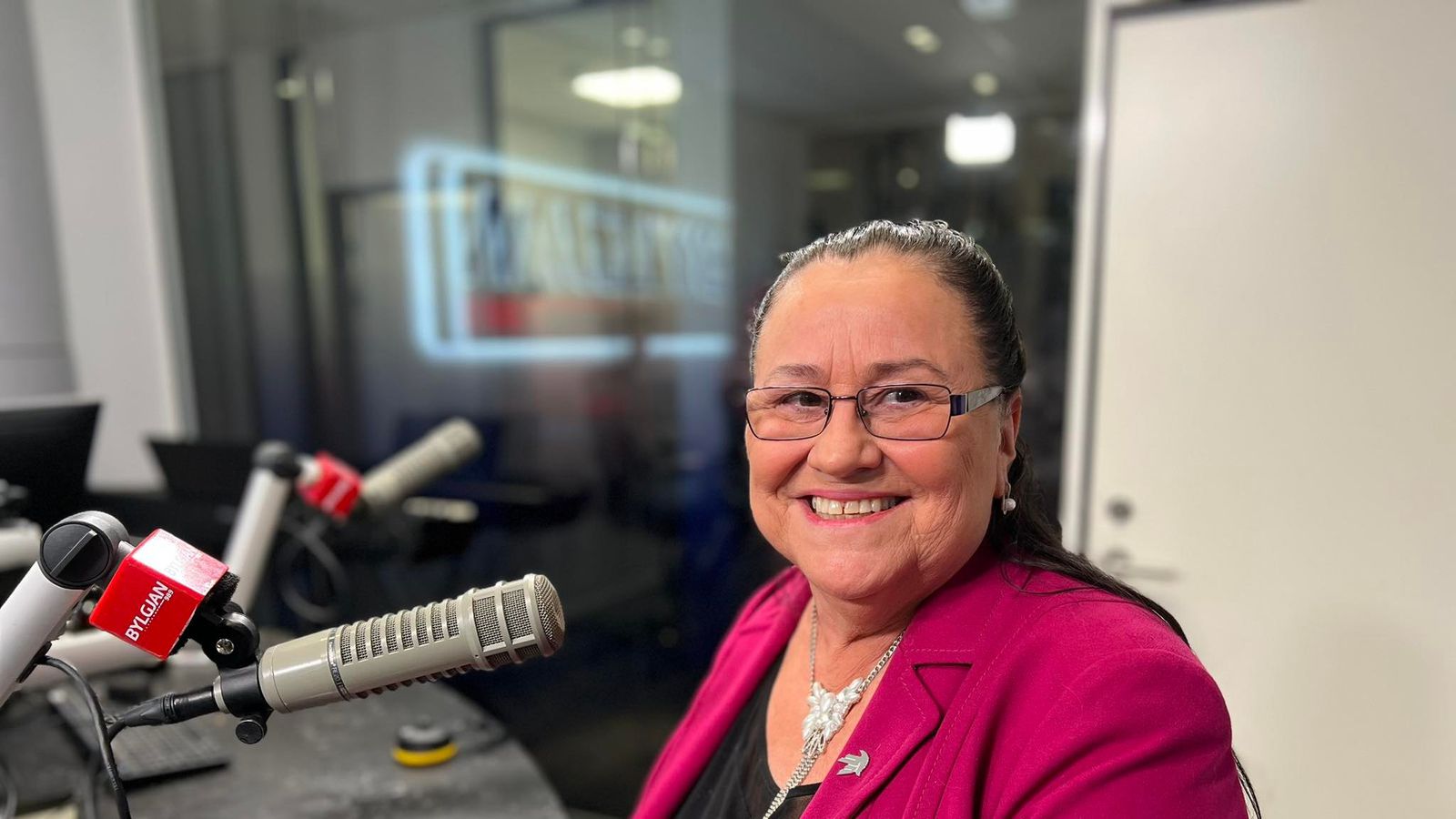 Bítið - Félagsmálaráðherra tekur fram fyrir hendur á Alþingi - Útvarp ...