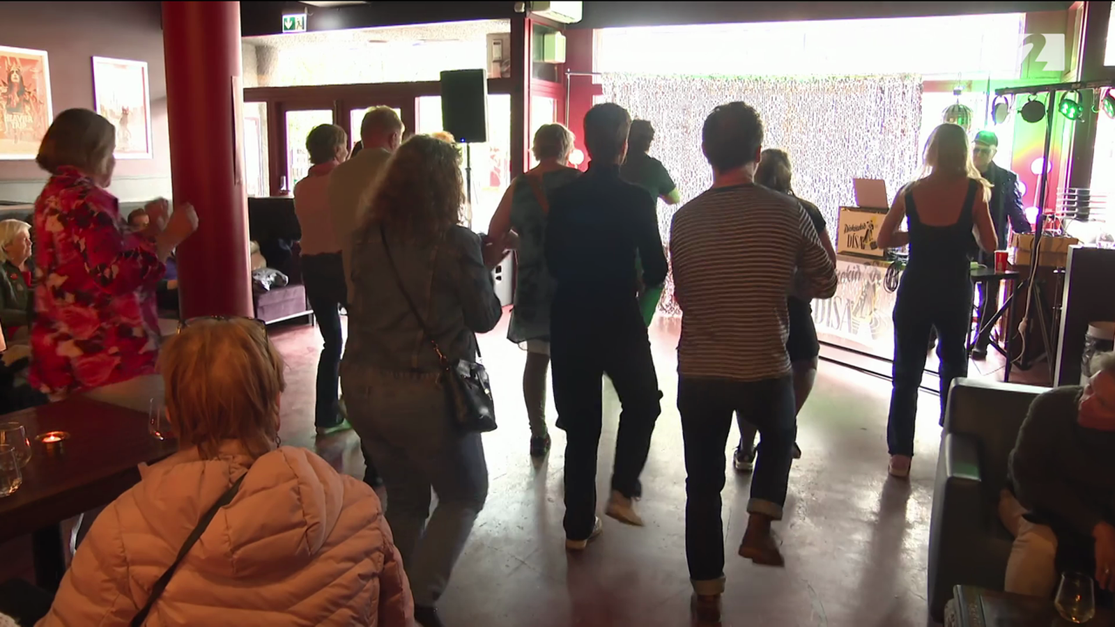 Diskókúla og reykvél dregin fram - Sjónvarp - Vísir