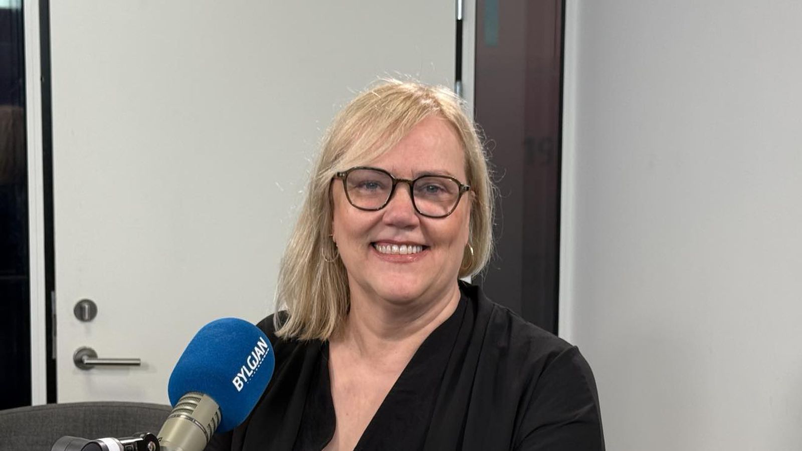 Lofaði plötu í beinni útsendingu - Útvarp - Vísir