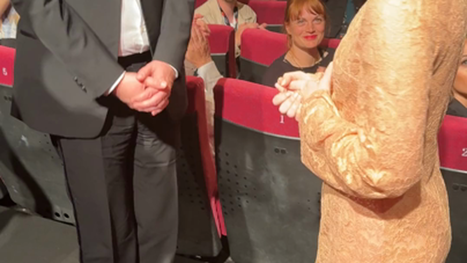 Féllust í faðma eftir frumsýningu Ljósbrots í Cannes - Sjónvarp - Vísir