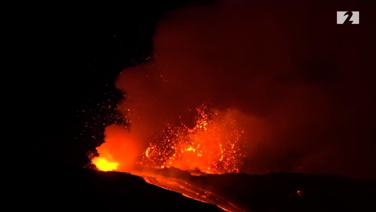 Tvær sprungur opnuðust í gíg Etnu - Sjónvarp - Vísir