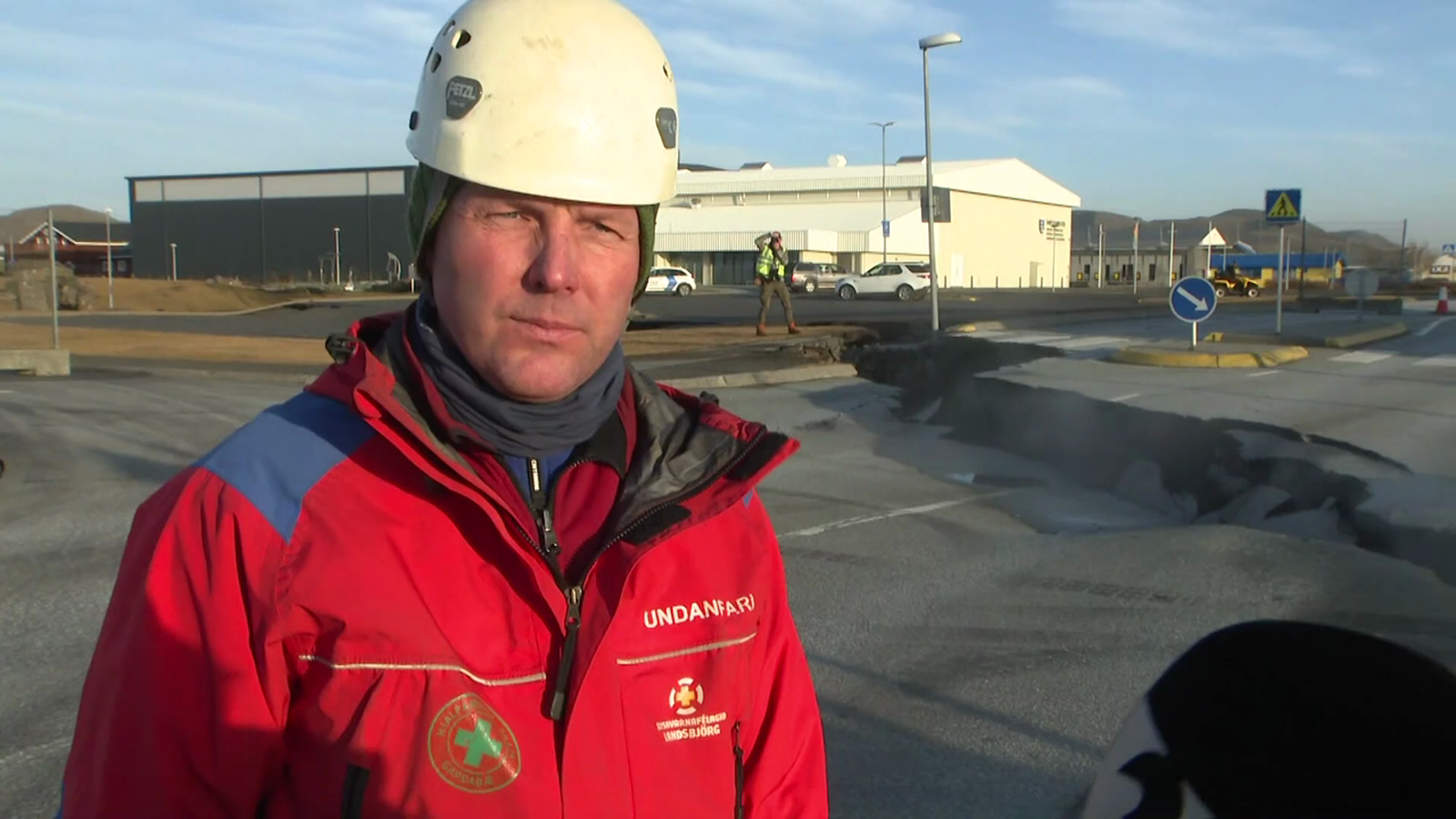 Sig og sprungur við íþrótthús - Sjónvarp - Vísir