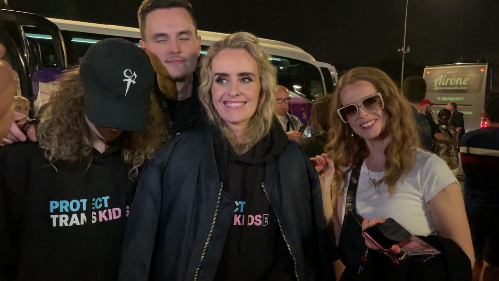 Skoða hvort Elín muni fljúga inn á sviðið á laugardag - Sjónvarp - Vísir