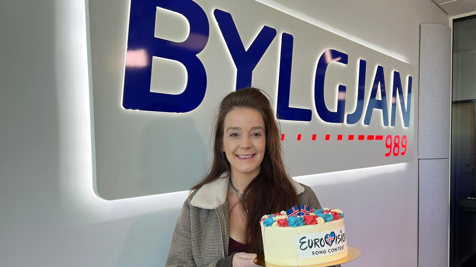 Eva María hjá Sætum Syndum kom með Eurovision tertuna í Bakaríið ...