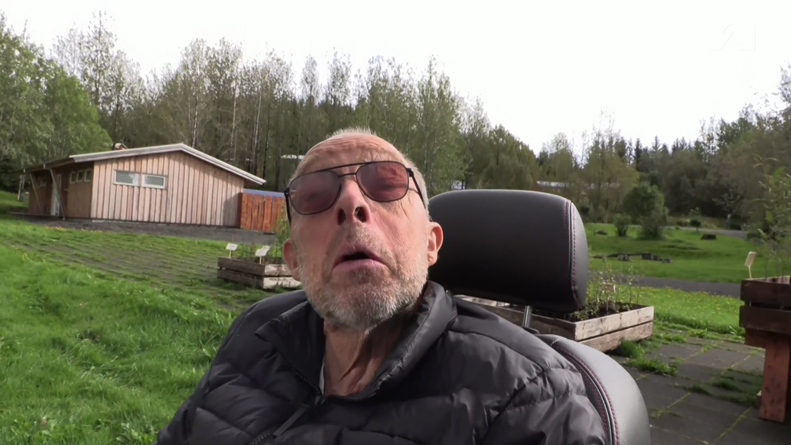 Reynir Pétur kominn á rafskutlu á Sólheimum - Sjónvarp - Vísir