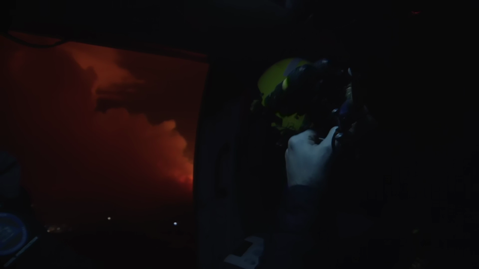 Magnað myndefni úr þyrluflugi yfir eldgosinu - Sjónvarp - Vísir