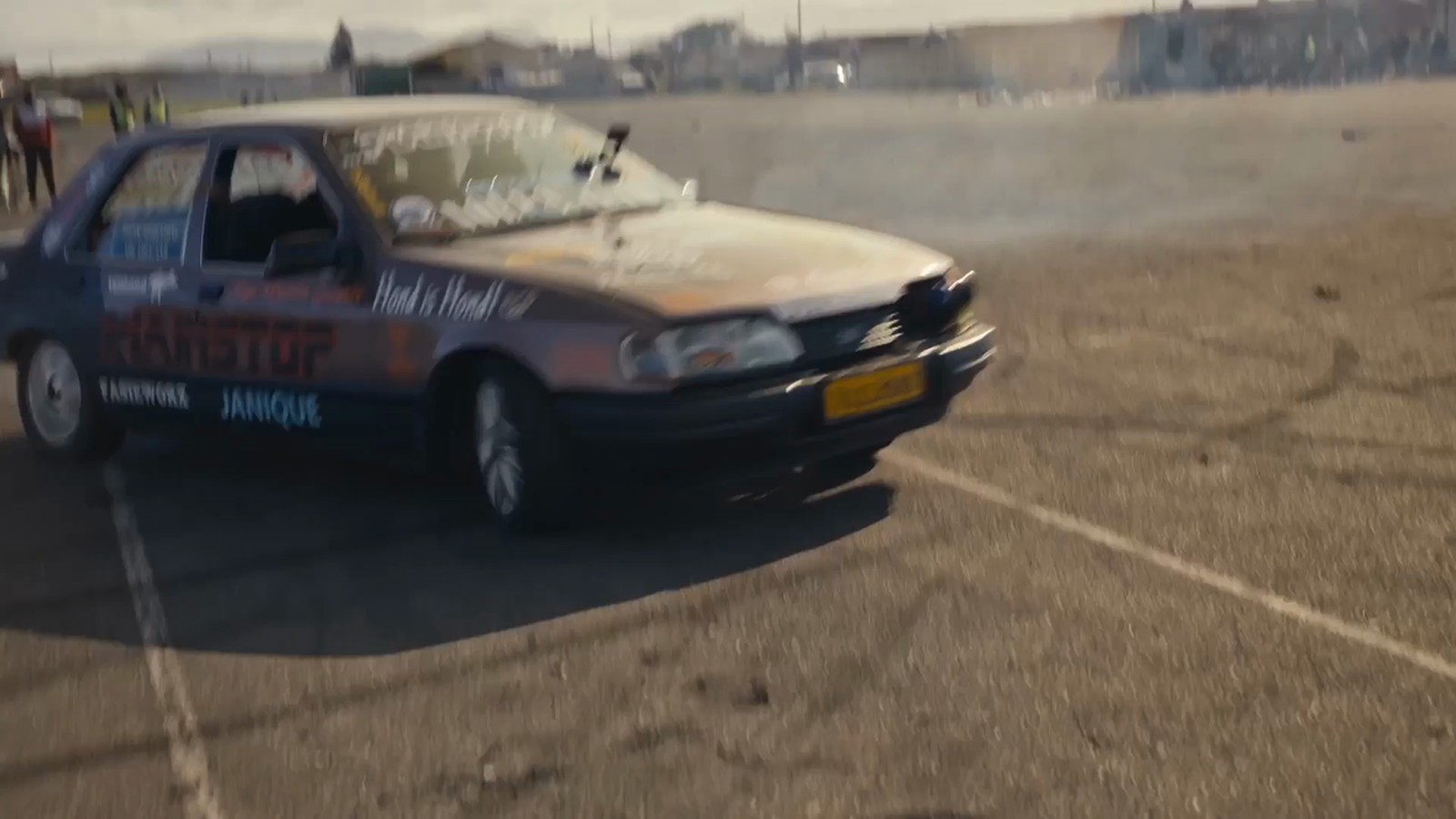 Sveppi hangir út úr bíl á þeysireið - Sjónvarp - Vísir