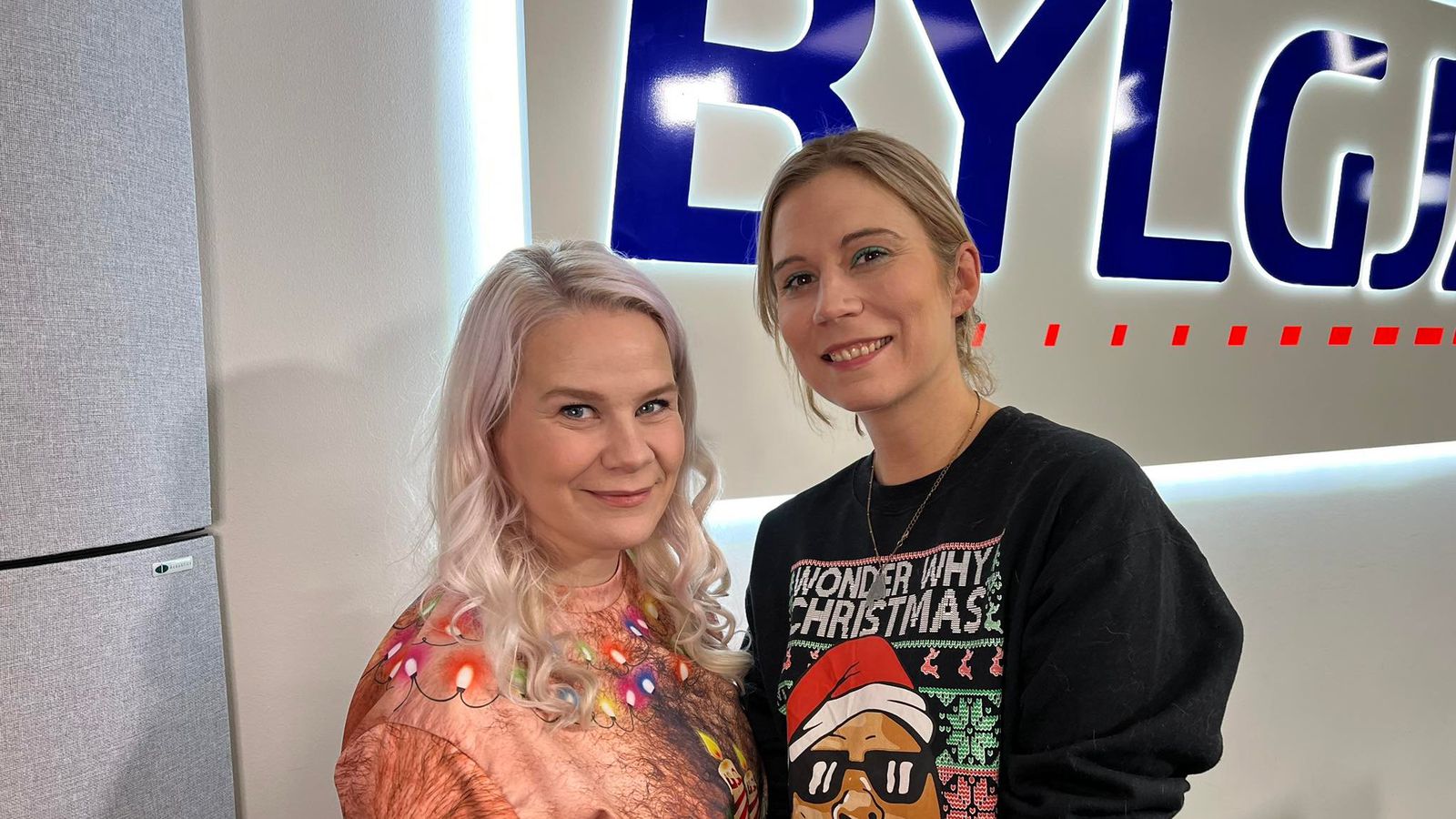 Bítið - Fréttir vikunnar (eða eitthvað svoleiðis) með systrunum Júlíu ...