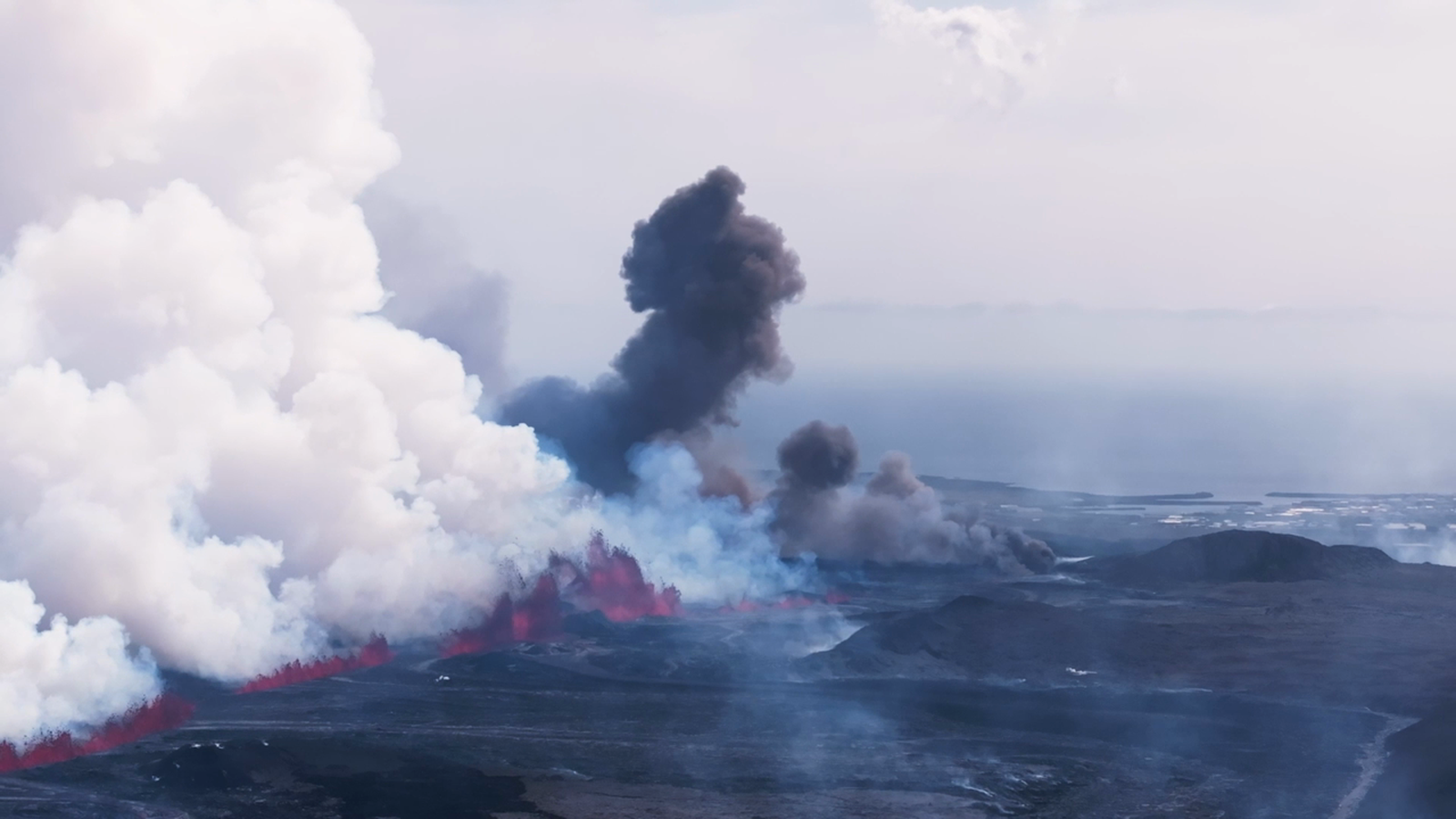 Svartur reykur og sprengingar á gosstöðvunum - Sjónvarp - Vísir