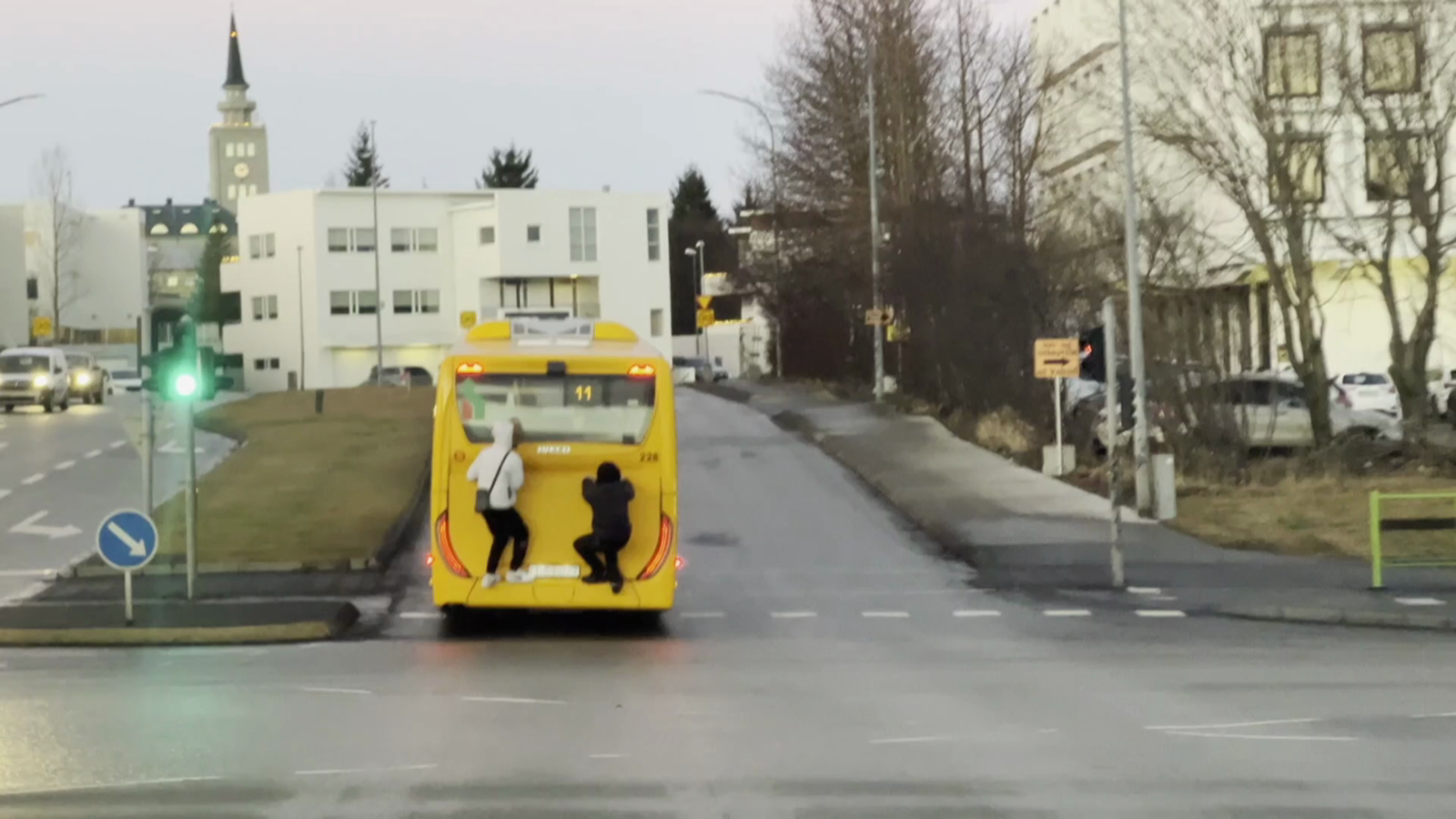 Ungmenni hanga á strætisvagni - Sjónvarp - Vísir