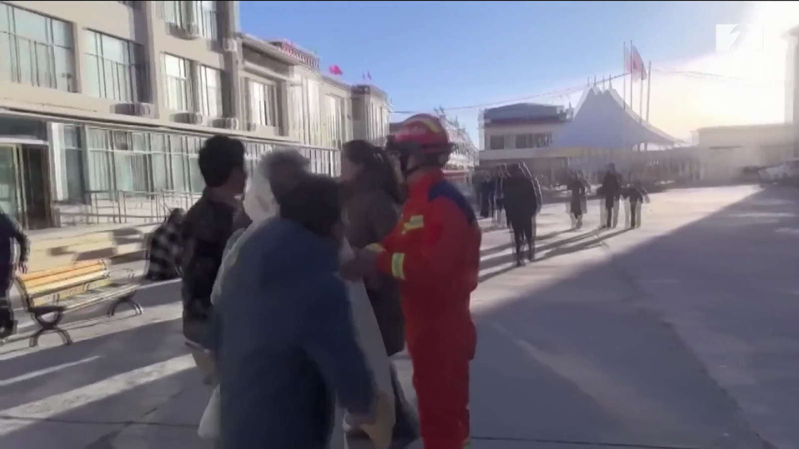 Meira en hundrað látin eftir jarðskjálfta í Tíbet - Sjónvarp - Vísir