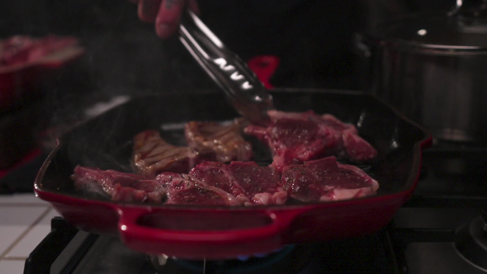 Helvítis kokkurinn - Grillaðar kótilettur með brennivíns-beikon sultu ...