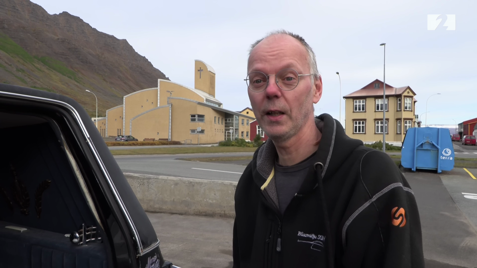 Útfararbíll sem sendibíll á Ísafirði - Sjónvarp - Vísir