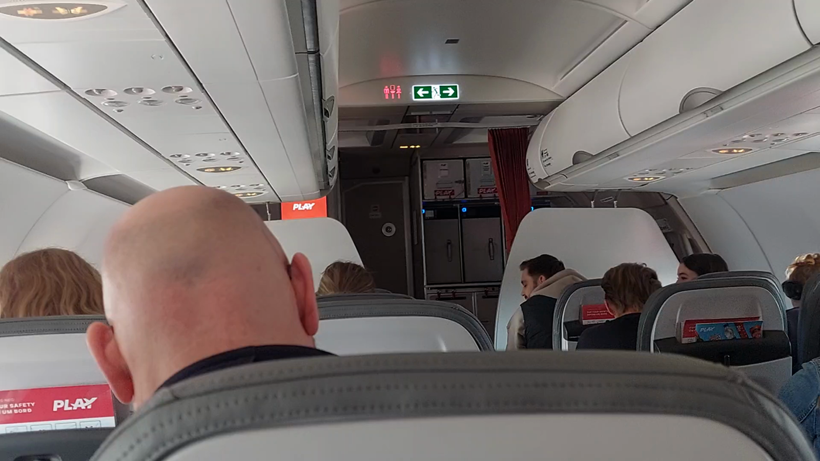 Diljá fær fallega kveðju frá flugfreyju - Sjónvarp - Vísir