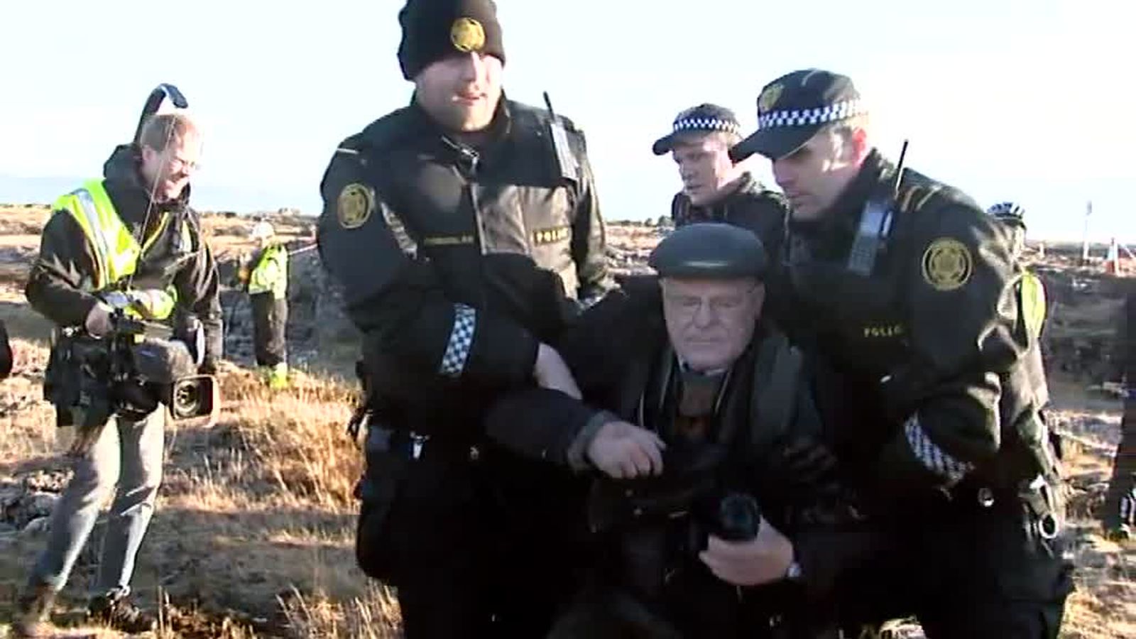 Ómar Ragnarsson handtekinn - Sjónvarp - Vísir