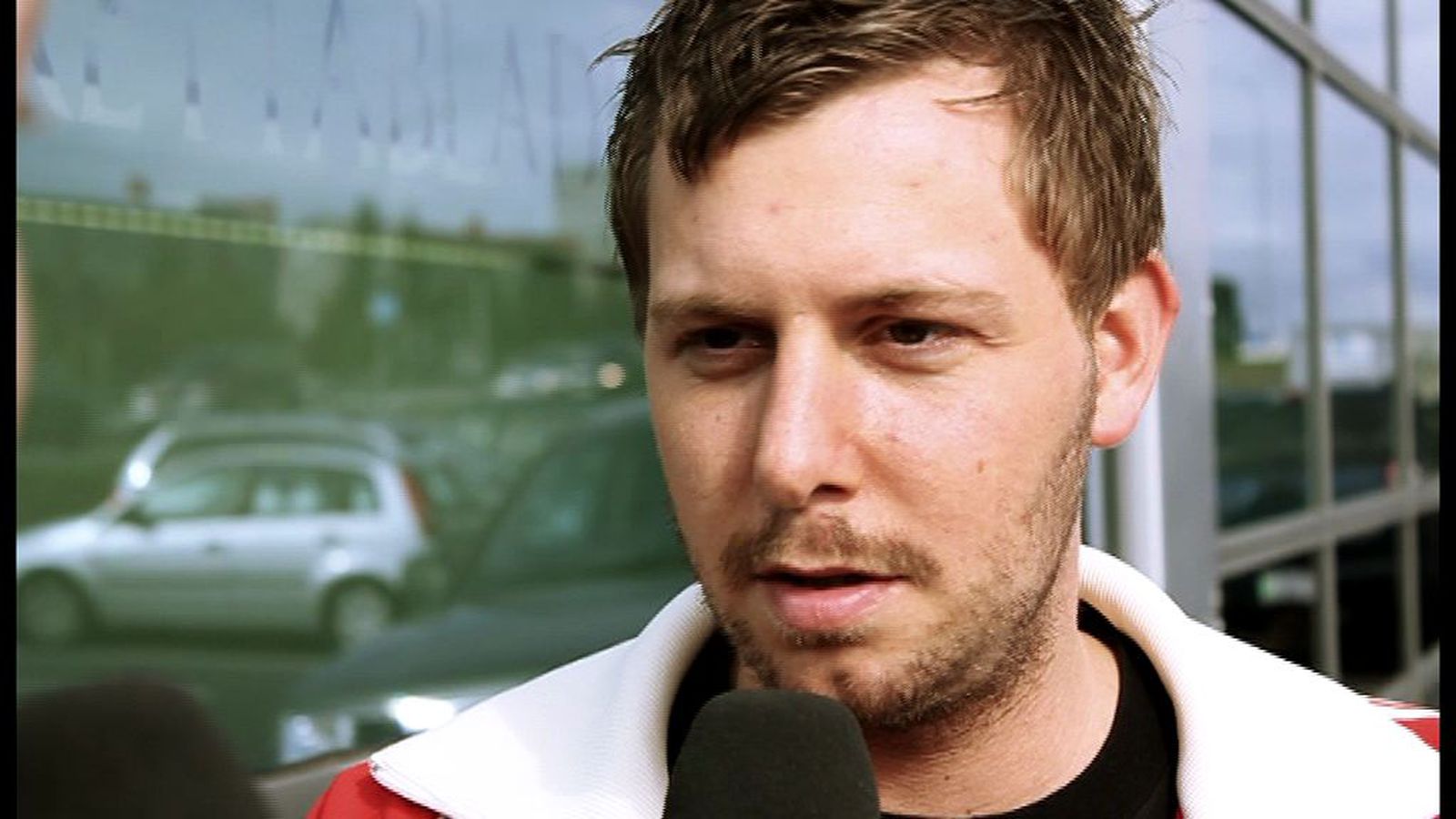 Steindi prumpar undir sæng og þefar af því. - Sjónvarp - Vísir