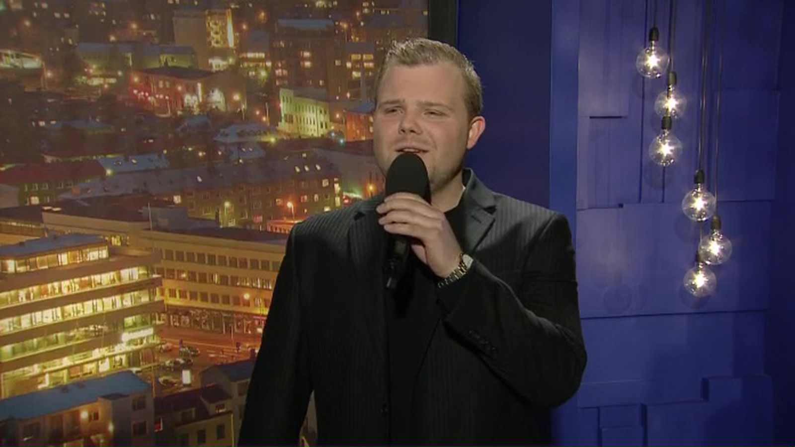 Logi - Helgi Steinar með uppistand - Sjónvarp - Vísir