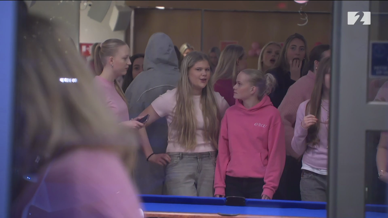 Vígðu bleikan bekk fyrir utan Verzló - Sjónvarp - Vísir