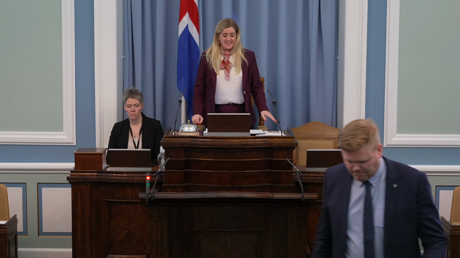 Jón Gnarr tjáir sig um klæðaburðinn - Sjónvarp - Vísir