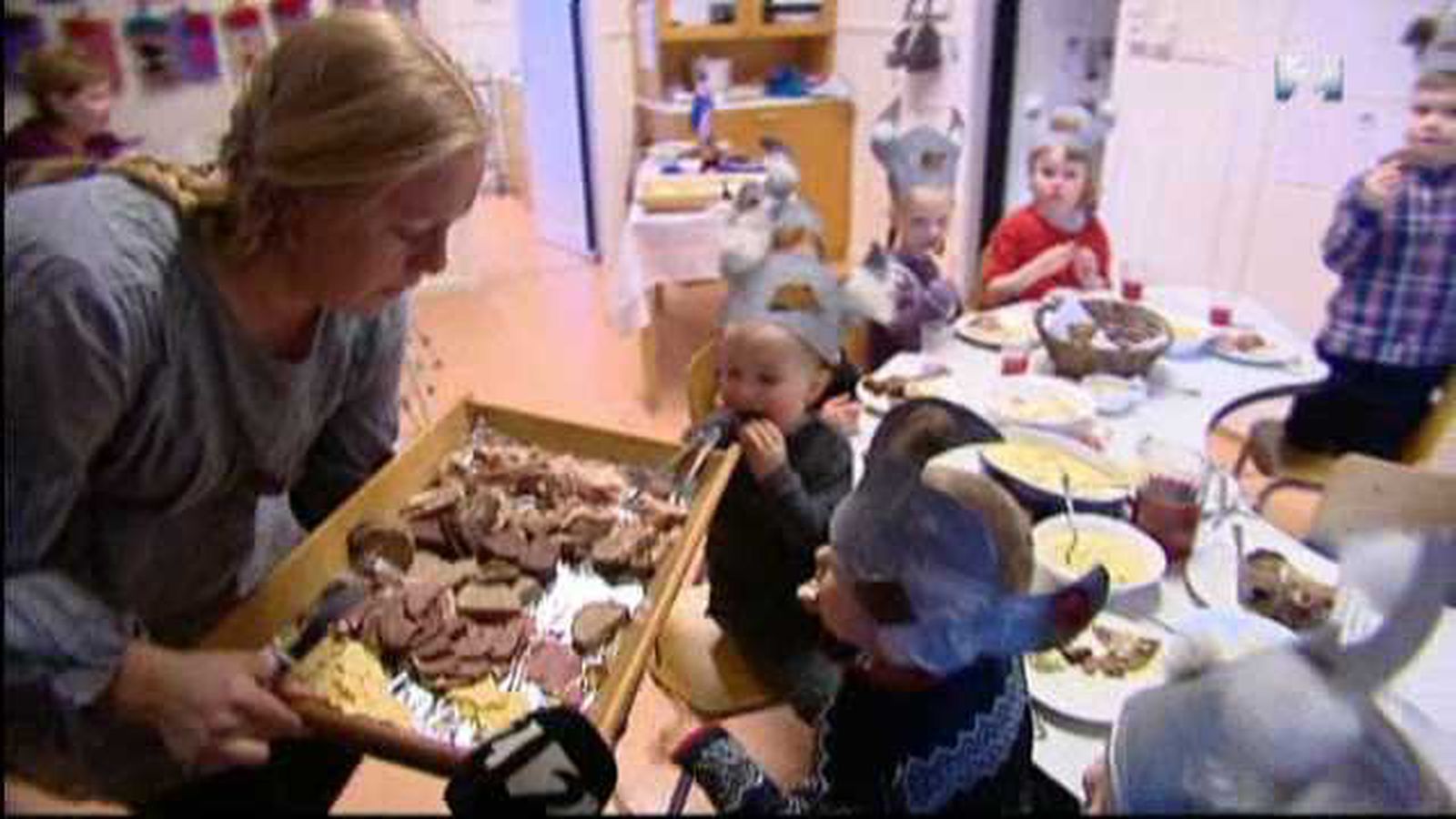 Leikskólabörn hámuðu í sig súran hval og hákarl - Sjónvarp - Vísir