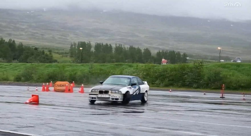 Keppast um að spæna upp dekkin - Sjónvarp - Vísir